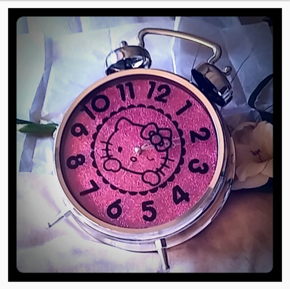Hello Kitty | Wall Decor | Hello Kitty Sparkling Pink Glitter Alarm ...